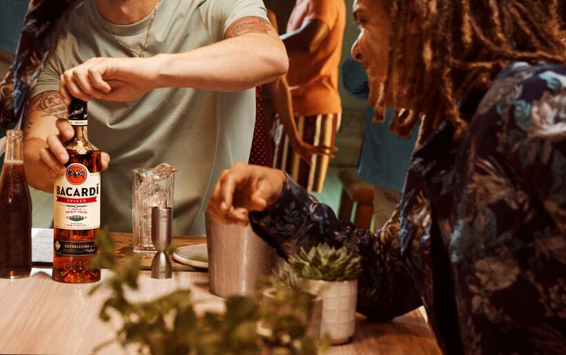 BACARDÍ Cocktail Razz & Up prêt à servir en canette | BACARDÍ BE (FR)